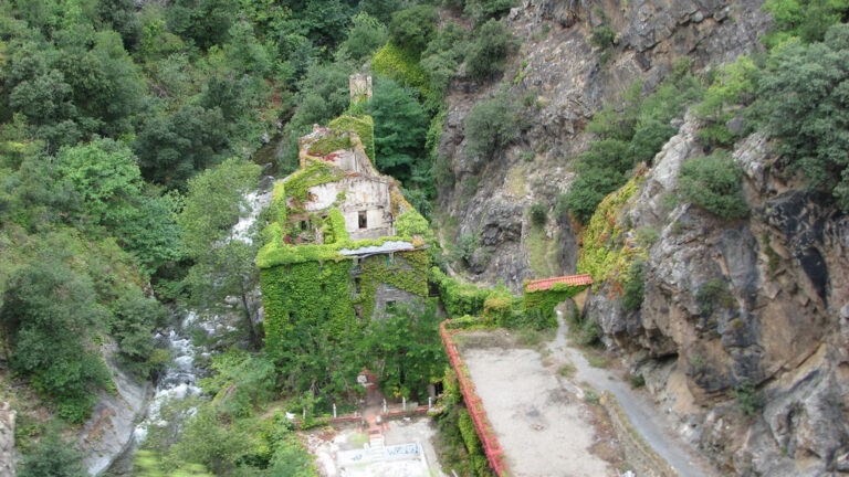 A southern France summer route: PACA & Languedoc-Roussillon - HiHostels ...